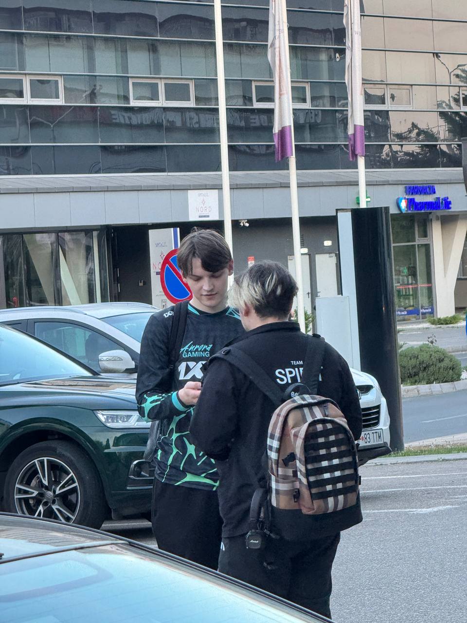 Yatoro и Mira устроили личную встречу после схватки: Team Spirit опубликовали фото | Hawk Live